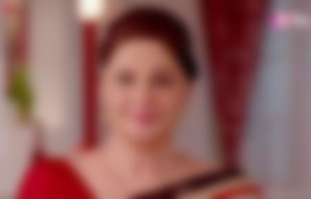 Mahru Sheikh in Red Saree Outfit - Celebrity Clothing | Charmboard